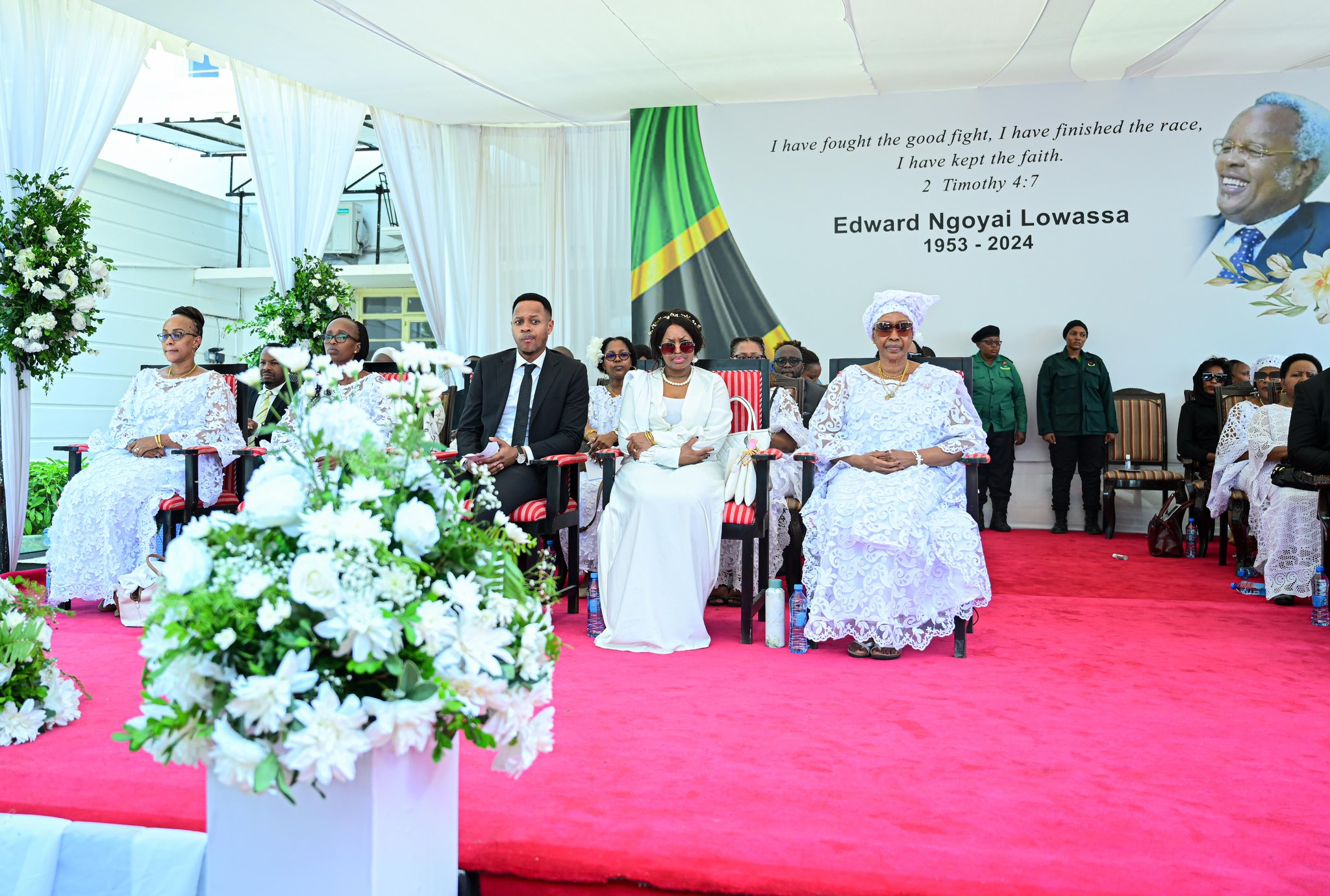 MAKAMU WA RAIS AKIONGOZA WATANZANIA KUTOA HESHIMA ZA MWISHO KWA HAYATI ...