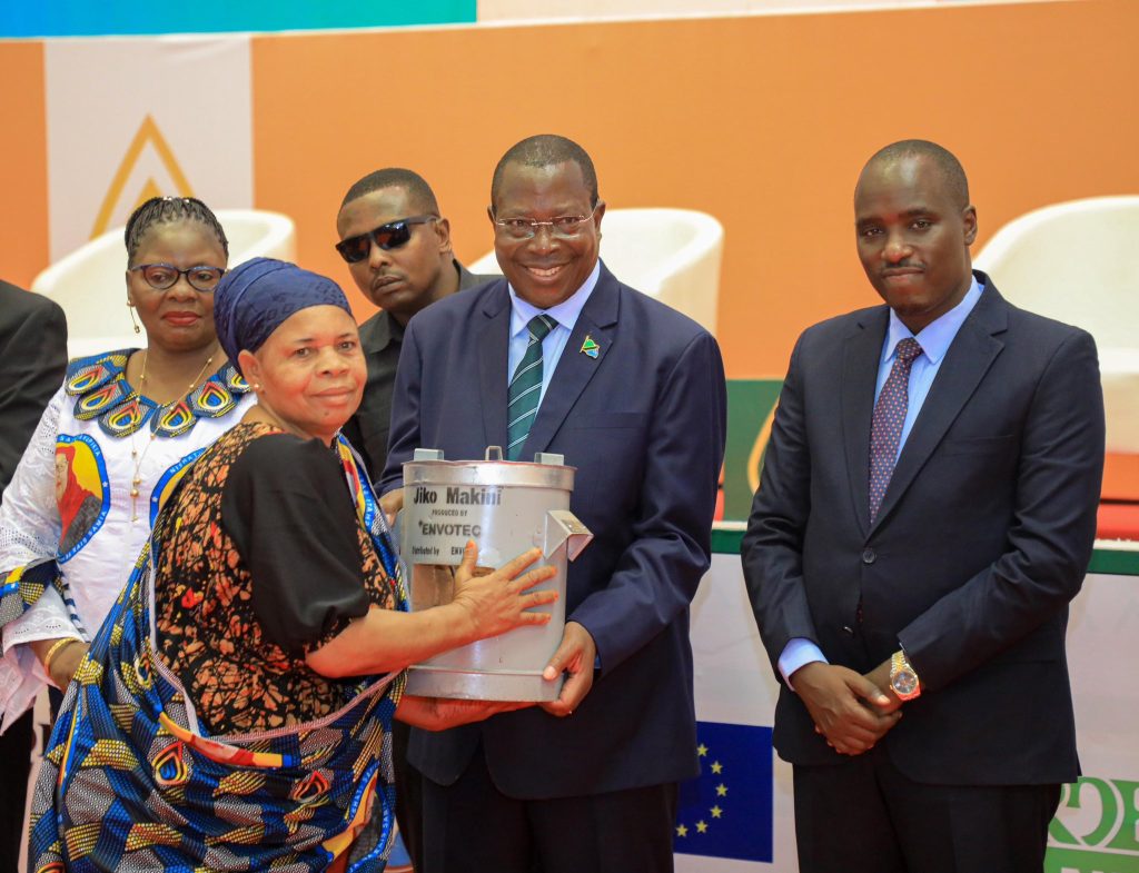 MAKAMU WA RAIS AKIFUNGUA KONGAMANO LA NISHATI SAFI YA KUPIKIA - Kigogo ...