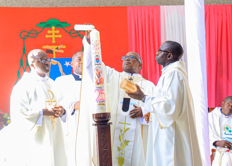 MAKAMU WA RAIS AKISHIRIKI JUBILEI YA MIAKA 25 YA UASKOFU WA RUWAICHI ...