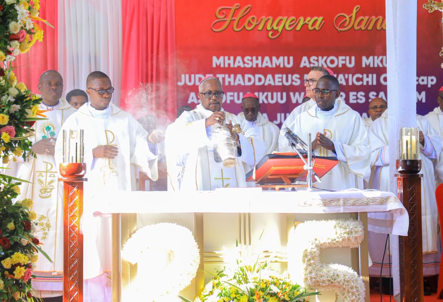 MAKAMU WA RAIS AKISHIRIKI JUBILEI YA MIAKA 25 YA UASKOFU WA RUWAICHI ...